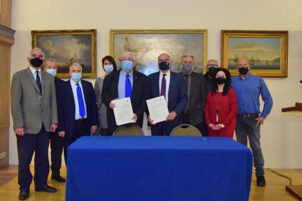 Υπεγράφη Μνημόνιο Συνεργασίας μεταξύ του Ναυτικού Μουσείου Κρήτης και ...