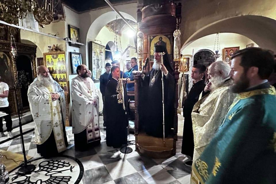 Προεξάρχοντος του Μητροπολίτη Ύδρας κ. ΕΦΡΑΙΜ τελέστηκε ο Μ ...